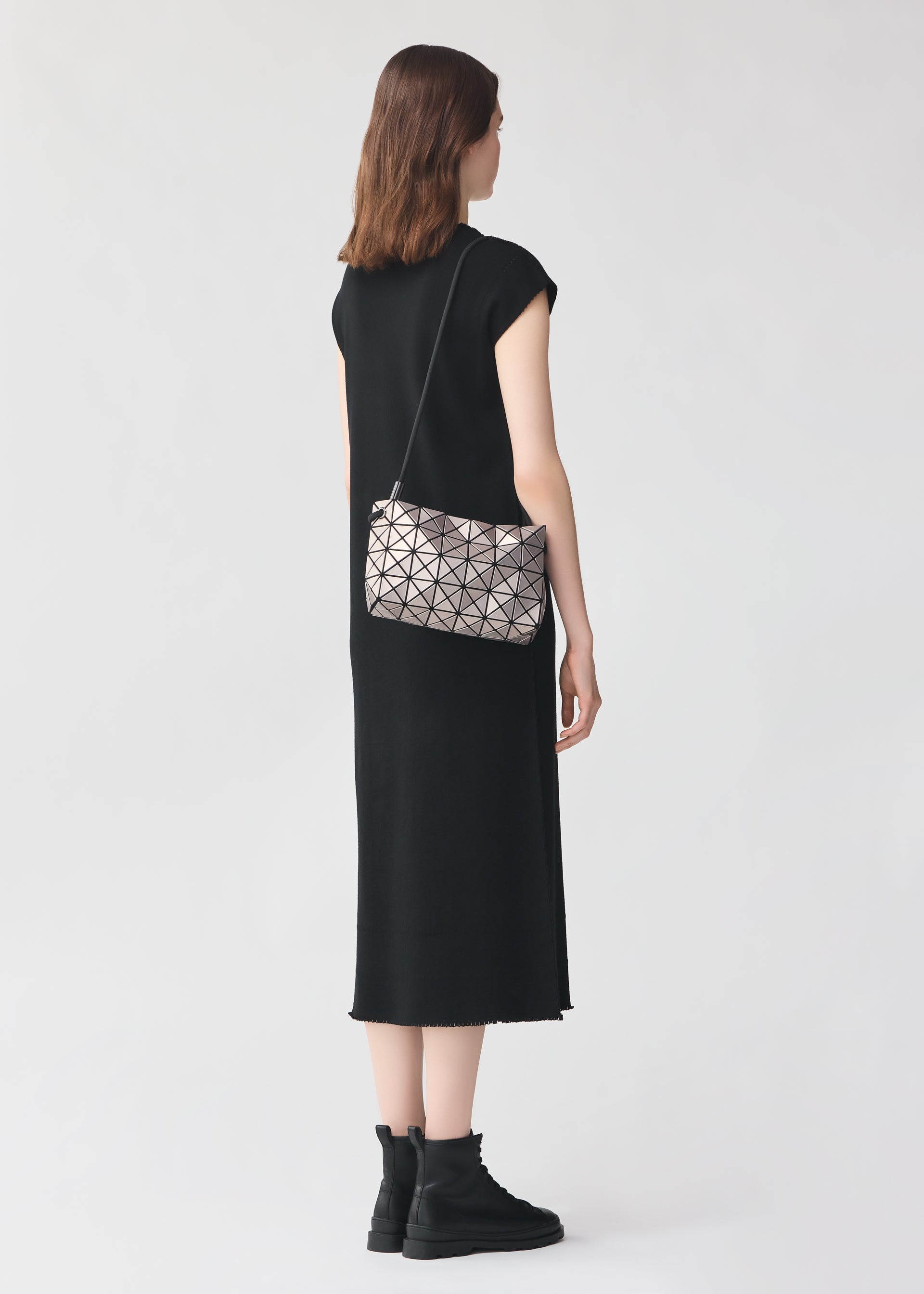 バッグ＆財布／ショルダーバッグ – Page 2 – isseymiyake.com