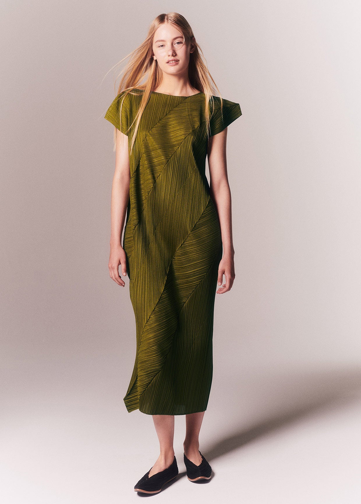 PLEATS PLEASE ISSEY MIYAKE ルック – isseymiyake.com